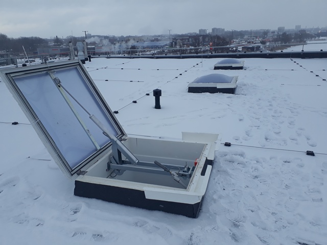 Smoke extraction hatches | Flat-roof windows | Smoke extraction systems ...